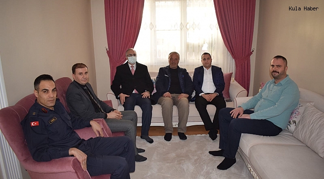 Kaymakam Tatlısöz ve beraberindekiler şehit ve gazi ailelerini ziyaret ... Kaymakam Tatlısöz ve beraberindekiler şehit ve gazi ailelerini ziyaret ...